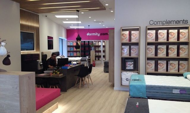 Dormity arriba a mig centenar de botigues