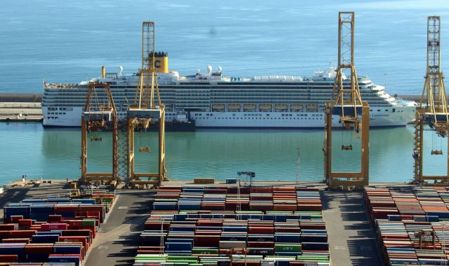 El Ayuntamiento de Barcelona quiere limitar el número de cruceristas