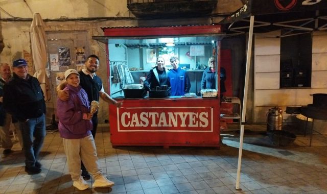 La figura de la castañera que mantiene la tradición "más por estima que ...